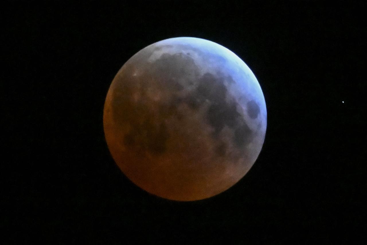 Eclipse lunar total: confira imagens da Lua de Sangue ao redor do mundo